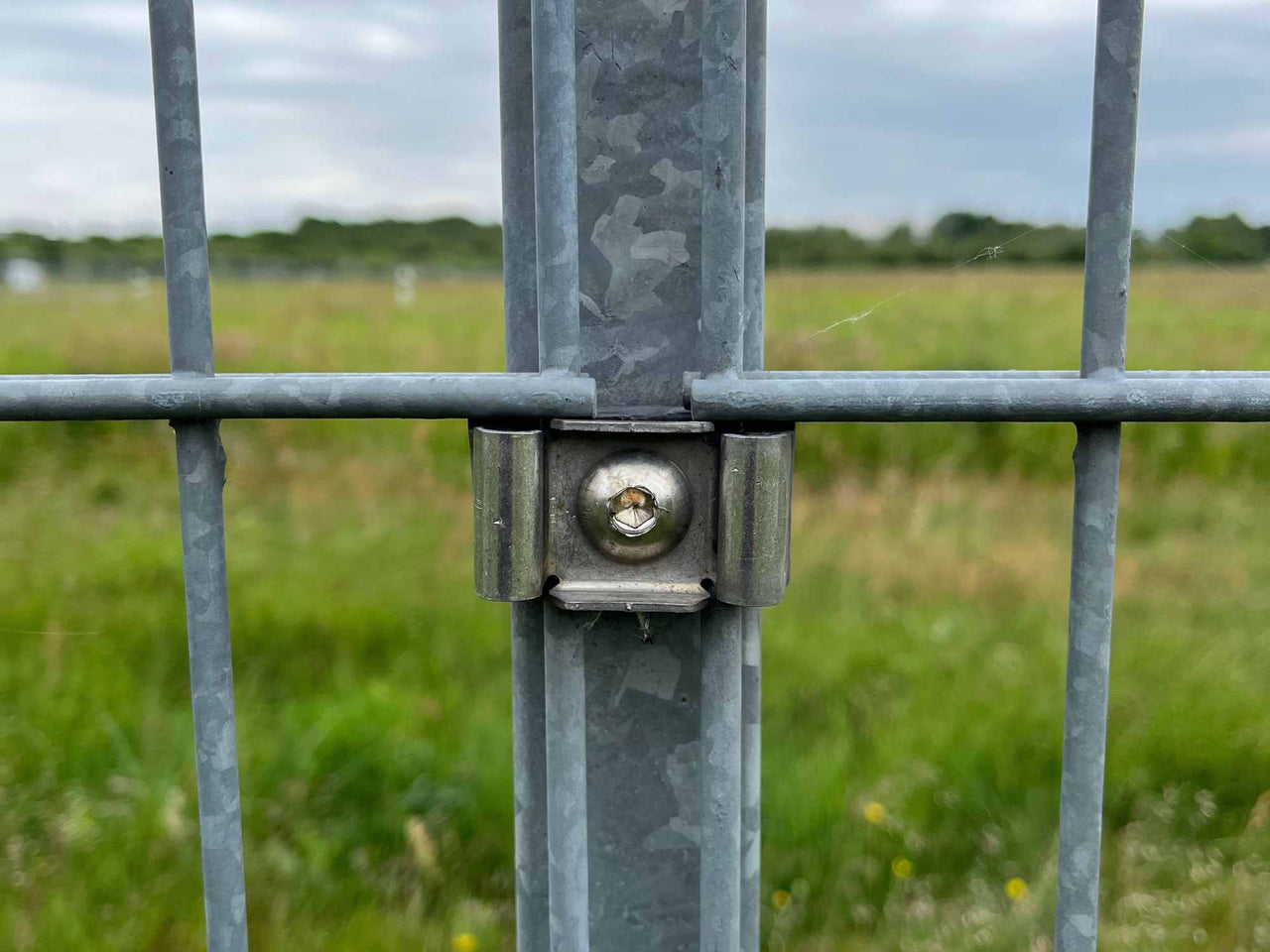 Doppelstabmattenzaun Pfosten kaufen – Stabilität & Zubehör | Meine-Zaunwelt